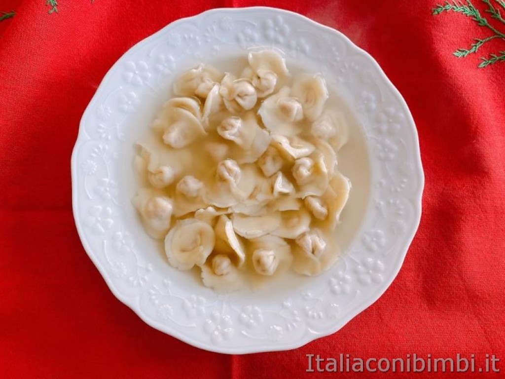 Cappelletti in brodo: la ricetta marchigiana - SOCIALCICERO